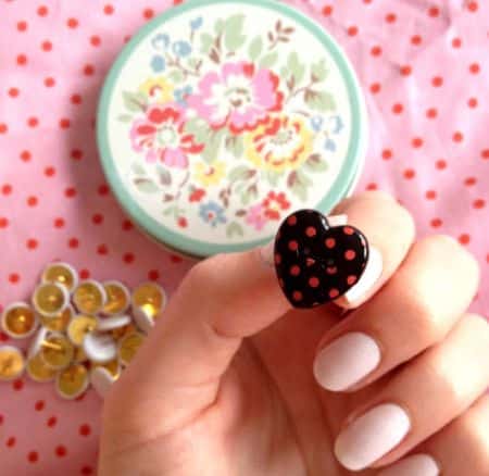 Como Fazer Tachinhas Decoradas com Botões