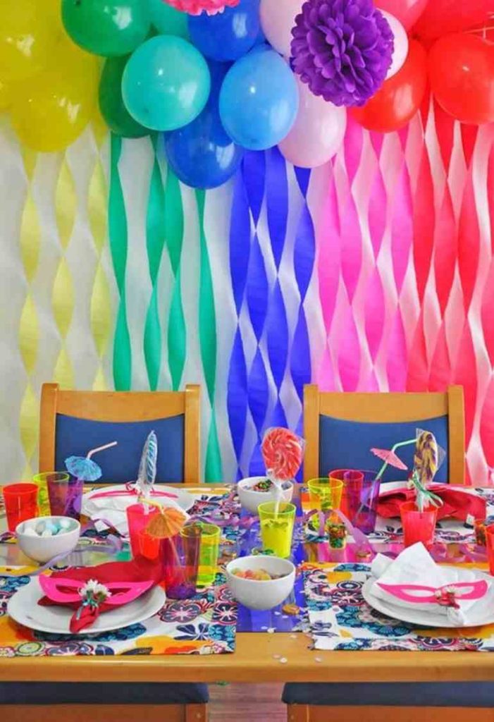 Decoração de Carnaval com papel crepom simples e barata