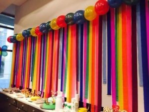 Decoração de Carnaval com papel crepom simples e barata