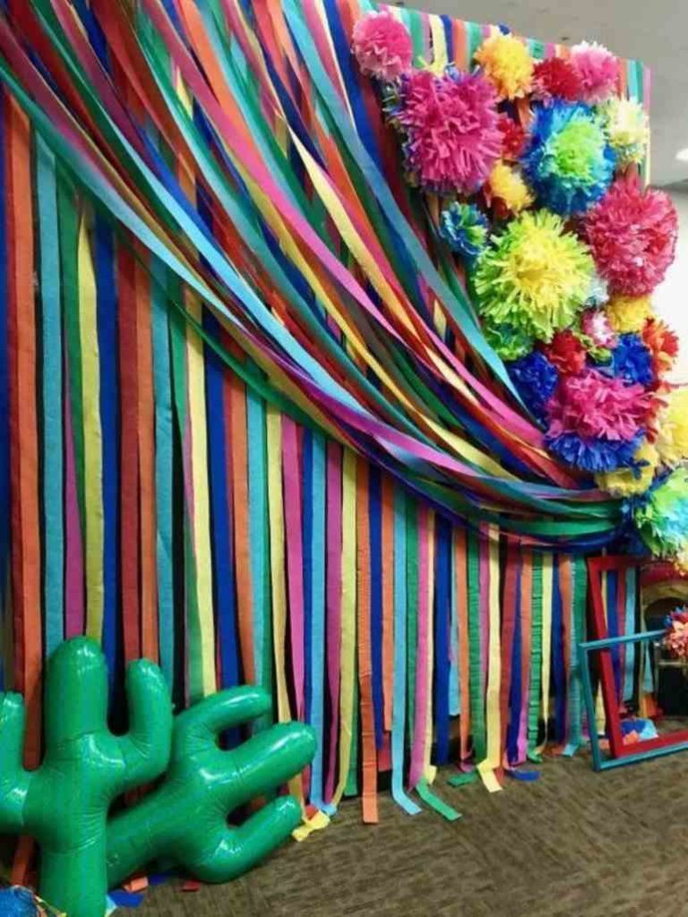 Decoração de Carnaval com papel crepom simples e barata